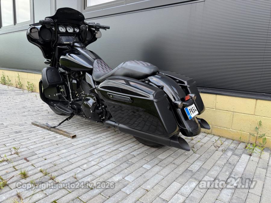 Black Harley-Davidson Street Glide 2015 in Tartu, with an engine capacity of 1.69 L and mileage of 44 thousand km for 13400 €, photo 10 on AUTOMOTO.COM.LV
