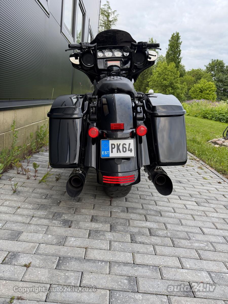 Black Harley-Davidson Street Glide 2015 in Tartu, with an engine capacity of 1.69 L and mileage of 44 thousand km for 13400 €, photo 12 on AUTOMOTO.COM.LV