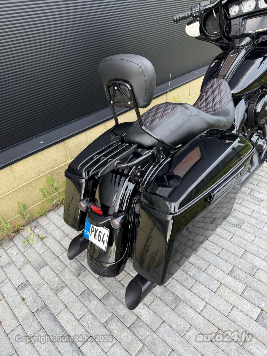 Black Harley-Davidson Street Glide 2015 in Tartu, with an engine capacity of 1.69 L and mileage of 44 thousand km for 13400 €, photo 14 on AUTOMOTO.COM.LV