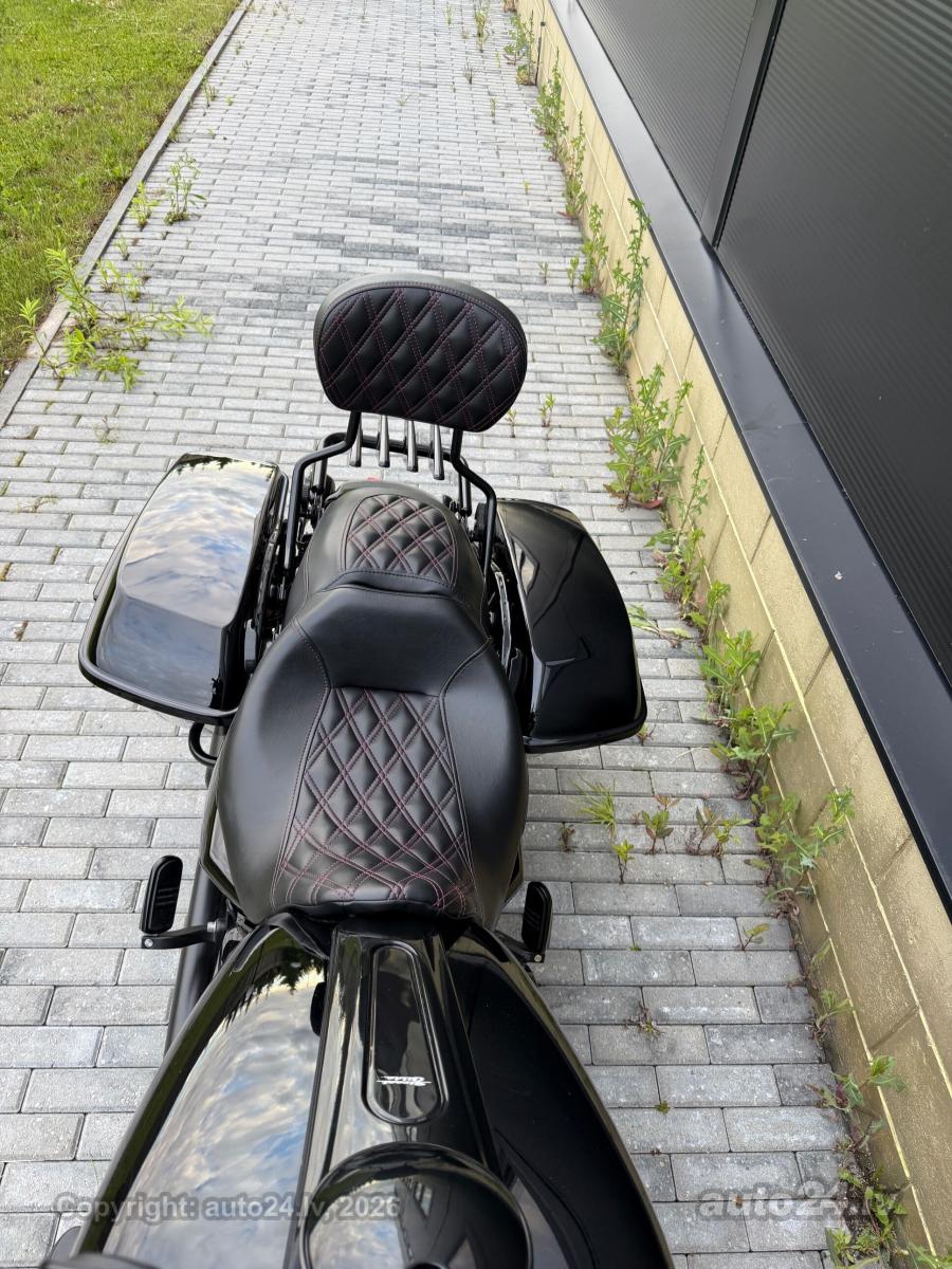 Black Harley-Davidson Street Glide 2015 in Tartu, with an engine capacity of 1.69 L and mileage of 44 thousand km for 13400 €, photo 15 on AUTOMOTO.COM.LV