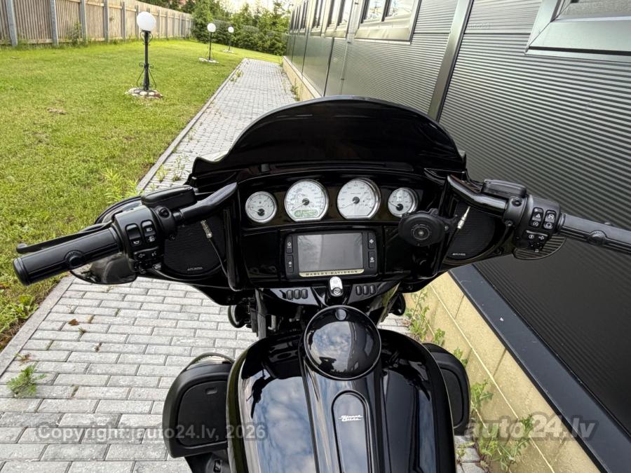 Black Harley-Davidson Street Glide 2015 in Tartu, with an engine capacity of 1.69 L and mileage of 44 thousand km for 13400 €, photo 23 on AUTOMOTO.COM.LV