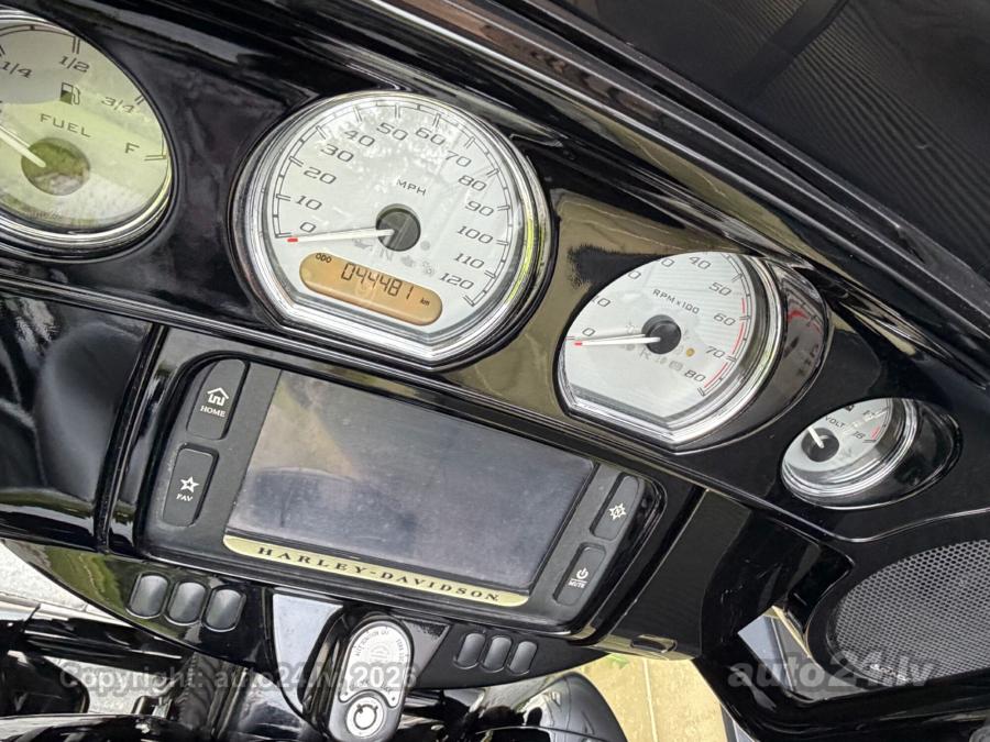 Black Harley-Davidson Street Glide 2015 in Tartu, with an engine capacity of 1.69 L and mileage of 44 thousand km for 13400 €, photo 25 on AUTOMOTO.COM.LV