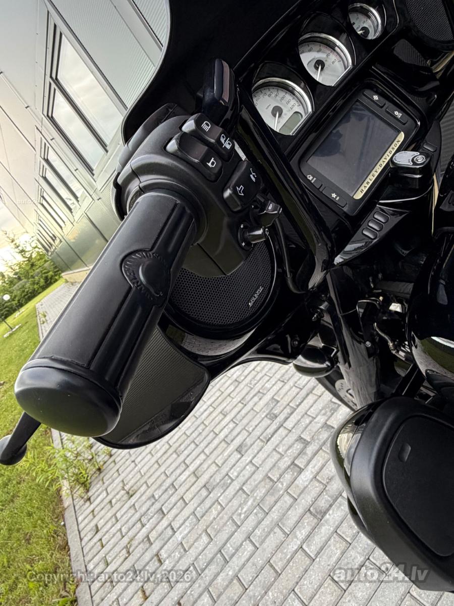 Black Harley-Davidson Street Glide 2015 in Tartu, with an engine capacity of 1.69 L and mileage of 44 thousand km for 13400 €, photo 26 on AUTOMOTO.COM.LV