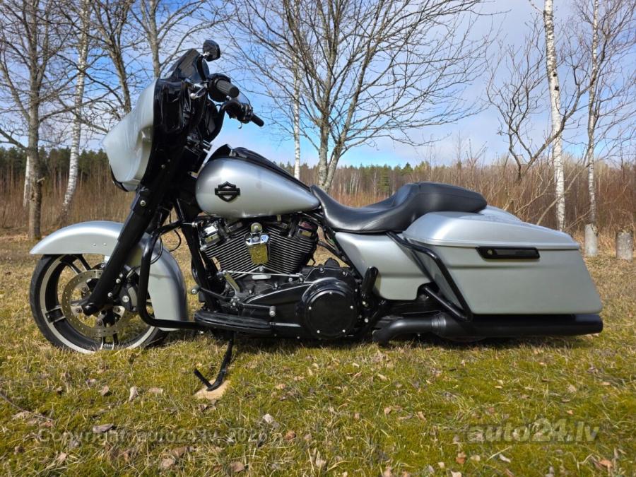 Black Harley-Davidson Street Glide 2022 in Parnu, with an engine capacity of 1.75 L and mileage of 9 thousand km for 18500 €, photo 1 on AUTOMOTO.COM.LV
