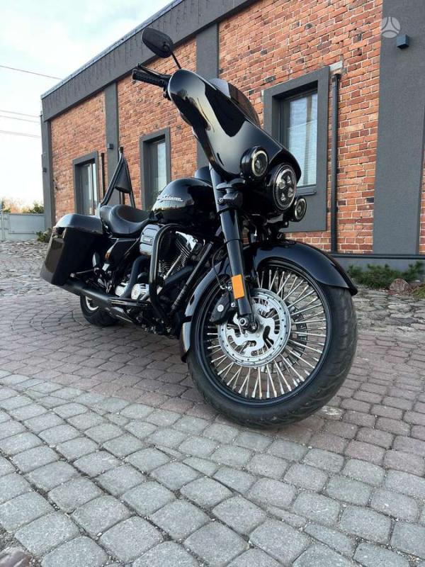 Harley-Davidson Street Glide FLHX 2012 in Kaunas on AUTOMOTO.COM.LV Black Harley-Davidson Street Glide FLHX 2012 in Kaunas, with an engine capacity of 1.70 L and mileage of 33 thousand km for 8200 €, photo 1 on AUTOMOTO.COM.LV