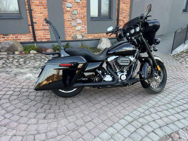 Harley-Davidson Street Glide FLHX 2012 in Kaunas on AUTOMOTO.COM.LV Black Harley-Davidson Street Glide FLHX 2012 in Kaunas, with an engine capacity of 1.70 L and mileage of 33 thousand km for 8200 €, photo 4 on AUTOMOTO.COM.LV