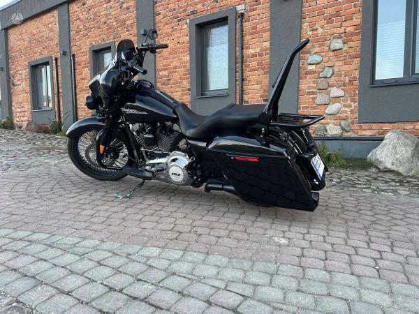 Harley-Davidson Street Glide FLHX 2012 in Kaunas on AUTOMOTO.COM.LV Black Harley-Davidson Street Glide FLHX 2012 in Kaunas, with an engine capacity of 1.70 L and mileage of 33 thousand km for 8200 €, photo 5 on AUTOMOTO.COM.LV