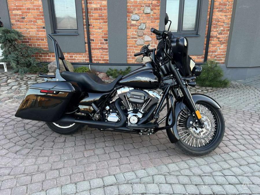 Black Harley-Davidson Street Glide FLHX 2012 in Kaunas, with an engine capacity of 1.70 L and mileage of 33 thousand km for 8200 €, photo 7 on AUTOMOTO.COM.LV