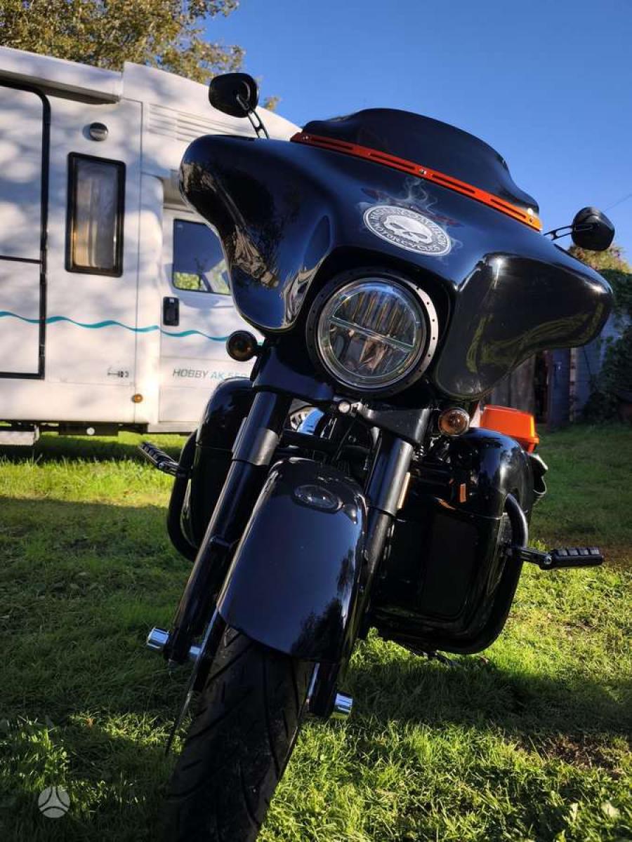 Black Harley-Davidson Street Glide FLHX 2013 in Riga, with an engine capacity of 1.69 L and mileage of 84 thousand km for 13500 €, photo 3 on AUTOMOTO.COM.LV