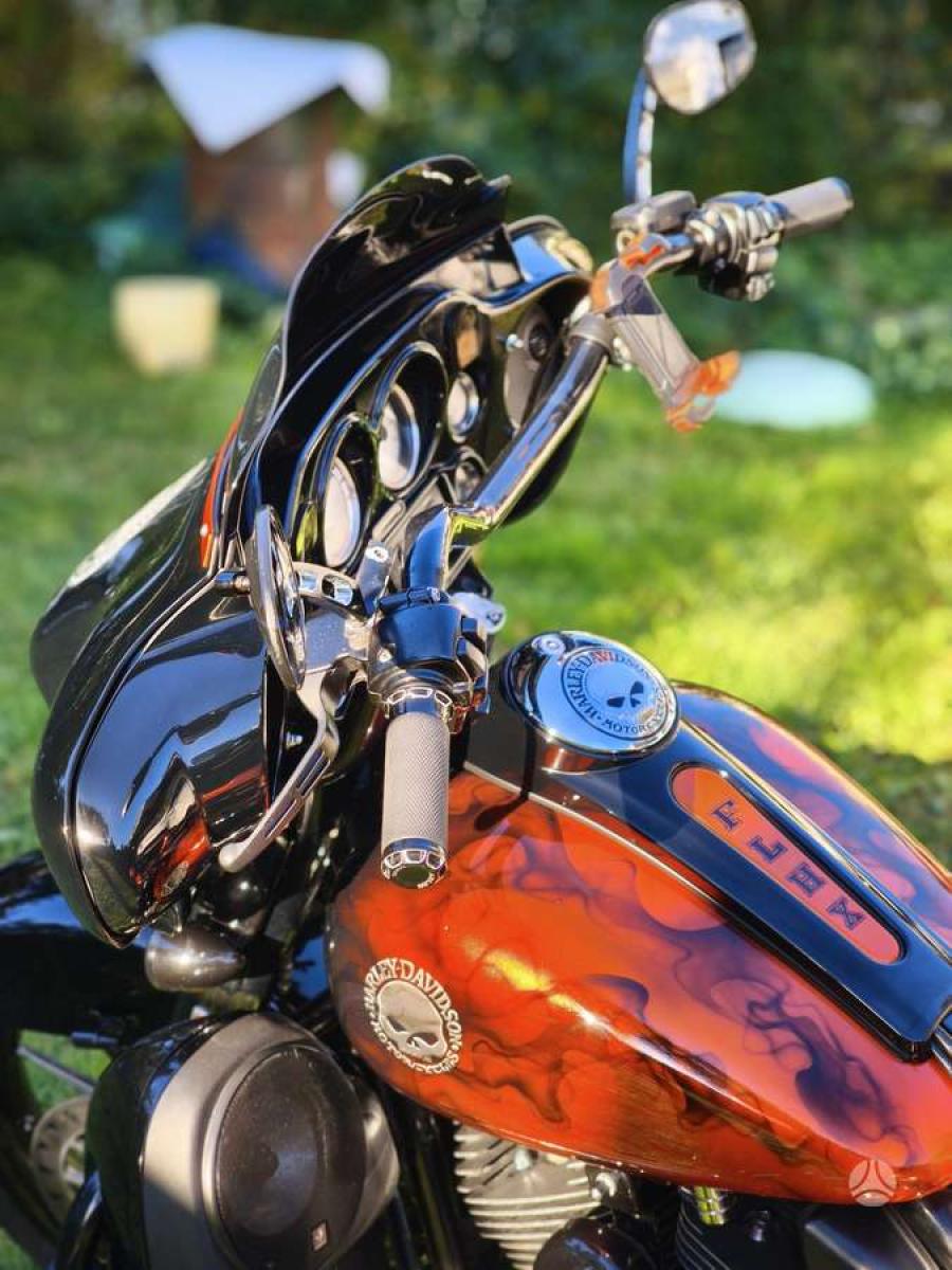 Black Harley-Davidson Street Glide FLHX 2013 in Riga, with an engine capacity of 1.69 L and mileage of 84 thousand km for 13500 €, photo 8 on AUTOMOTO.COM.LV