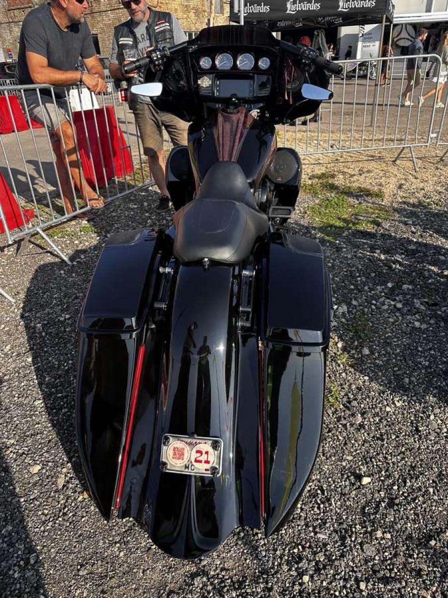 Black Harley-Davidson Street Glide FLHX 2014 in Riga, with an engine capacity of 1.70 L and mileage of 48 thousand km for 12900 €, photo 3 on AUTOMOTO.COM.LV
