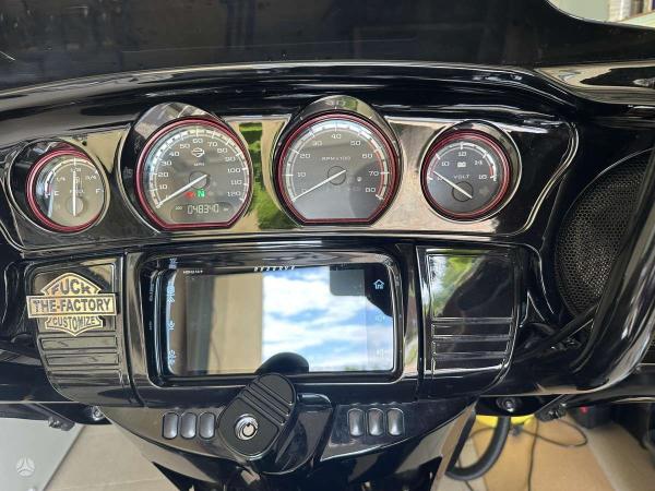 Black Harley-Davidson Street Glide FLHX 2014 in Riga, with an engine capacity of 1.70 L and mileage of 48 thousand km for 12900 €, photo 4 on AUTOMOTO.COM.LV