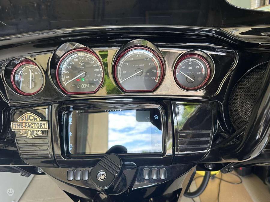 Black Harley-Davidson Street Glide FLHX 2014 in Riga, with an engine capacity of 1.70 L and mileage of 48 thousand km for 12900 €, photo 5 on AUTOMOTO.COM.LV