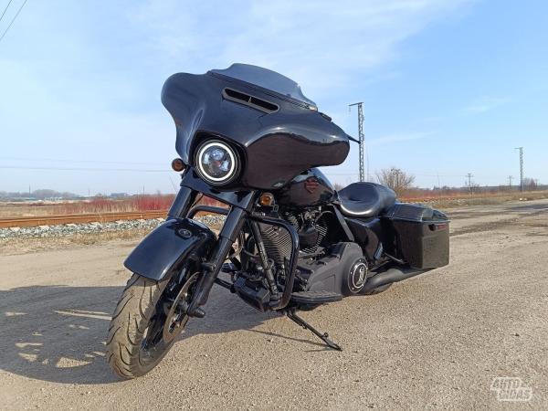 Harley-Davidson Street Glide FLHX 2014 in Klaipeda on AUTOMOTO.COM.LV Black Harley-Davidson Street Glide FLHX 2014 in Klaipeda, with an engine capacity of 1.69 L and mileage of 64 thousand km for 12000 €, photo 3 on AUTOMOTO.COM.LV