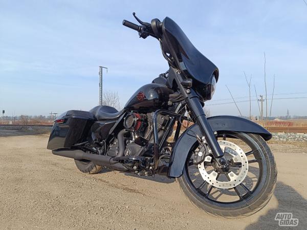 Harley-Davidson Street Glide FLHX 2014 in Klaipeda on AUTOMOTO.COM.LV Black Harley-Davidson Street Glide FLHX 2014 in Klaipeda, with an engine capacity of 1.69 L and mileage of 64 thousand km for 12000 €, photo 4 on AUTOMOTO.COM.LV