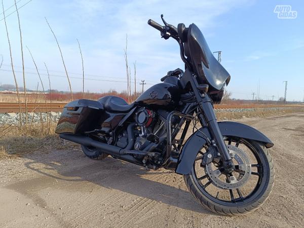 Harley-Davidson Street Glide FLHX 2014 in Klaipeda on AUTOMOTO.COM.LV Black Harley-Davidson Street Glide FLHX 2014 in Klaipeda, with an engine capacity of 1.69 L and mileage of 64 thousand km for 12000 €, photo 5 on AUTOMOTO.COM.LV