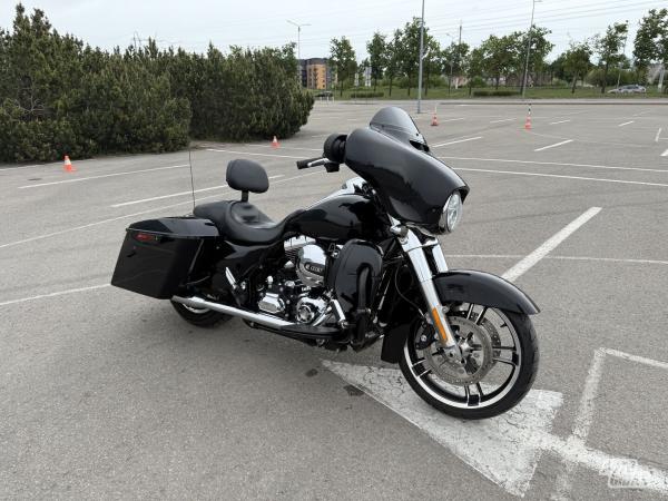 Black Harley-Davidson Street Glide FLHX 2015 in Siauliai, with an engine capacity of 1.69 L and mileage of 35 thousand km for 9550 €, photo 1 on AUTOMOTO.COM.LV