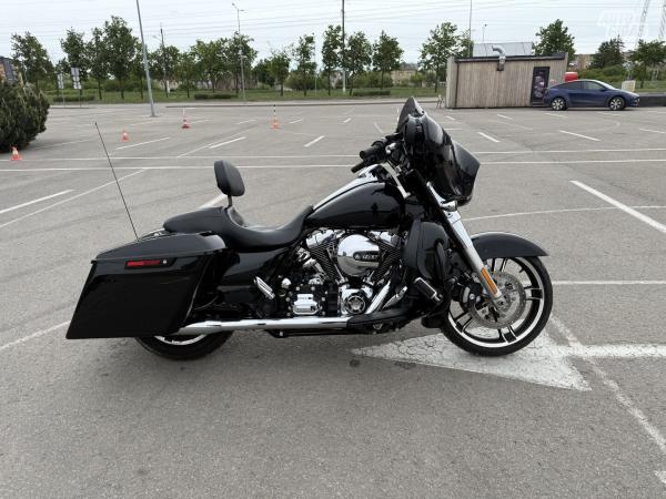 Black Harley-Davidson Street Glide FLHX 2015 in Siauliai, with an engine capacity of 1.69 L and mileage of 35 thousand km for 9550 €, photo 2 on AUTOMOTO.COM.LV