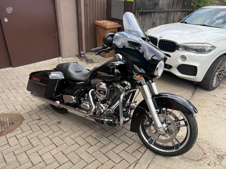 Black Harley-Davidson Street Glide FLHX 2015 in Vilnius, with an engine capacity of 1.69 L and mileage of 36 thousand km for 10450 €, photo 3 on AUTOMOTO.COM.LV