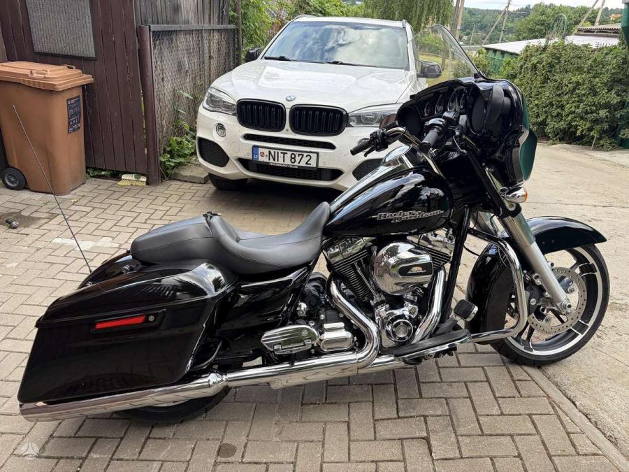 Black Harley-Davidson Street Glide FLHX 2015 in Vilnius, with an engine capacity of 1.69 L and mileage of 36 thousand km for 10450 €, photo 4 on AUTOMOTO.COM.LV