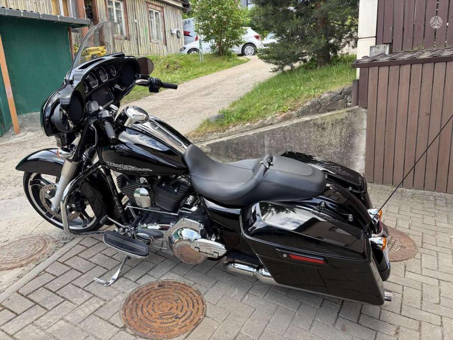 Black Harley-Davidson Street Glide FLHX 2015 in Vilnius, with an engine capacity of 1.69 L and mileage of 36 thousand km for 10450 €, photo 6 on AUTOMOTO.COM.LV