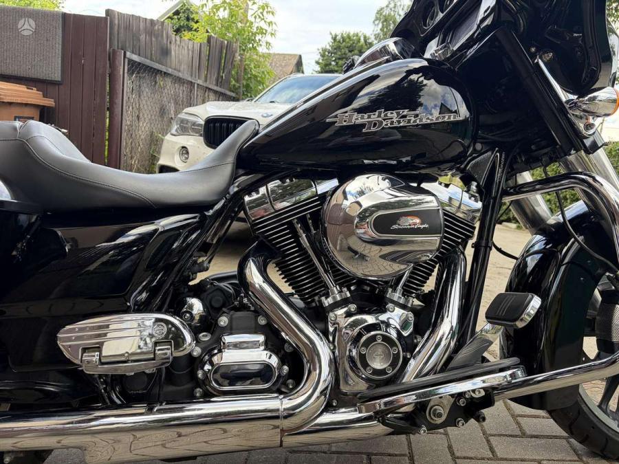 Black Harley-Davidson Street Glide FLHX 2015 in Vilnius, with an engine capacity of 1.69 L and mileage of 36 thousand km for 10450 €, photo 9 on AUTOMOTO.COM.LV