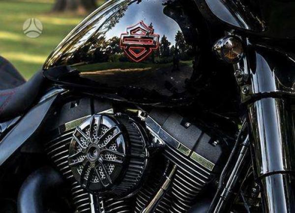 Black Harley-Davidson Street Glide FLHX 2015 in Jonava, with an engine capacity of 1.70 L and mileage of 40 thousand km for 12300 €, photo 1 on AUTOMOTO.COM.LV