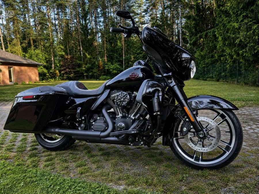 Black Harley-Davidson Street Glide FLHX 2015 in Jonava, with an engine capacity of 1.70 L and mileage of 40 thousand km for 12300 €, photo 3 on AUTOMOTO.COM.LV