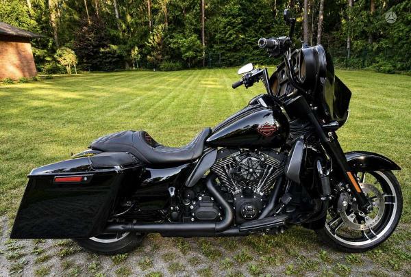 Black Harley-Davidson Street Glide FLHX 2015 in Jonava, with an engine capacity of 1.70 L and mileage of 40 thousand km for 12300 €, photo 3 on AUTOMOTO.COM.LV