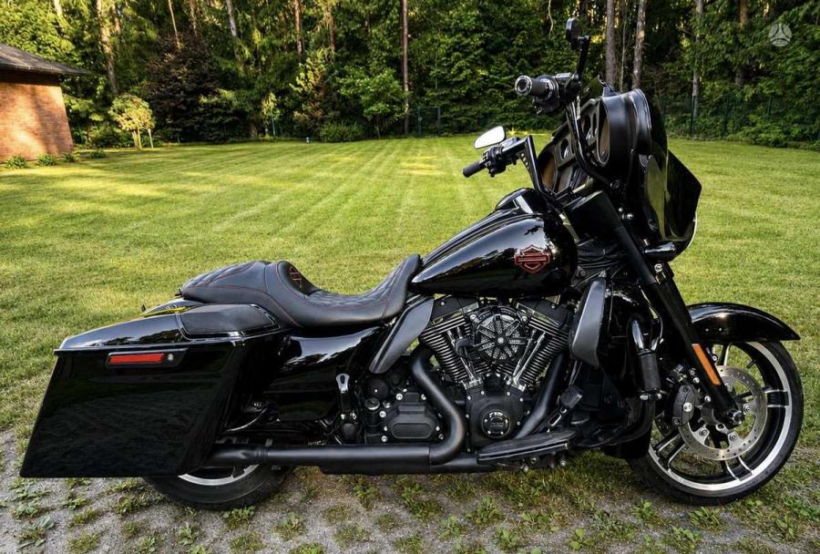 Black Harley-Davidson Street Glide FLHX 2015 in Jonava, with an engine capacity of 1.70 L and mileage of 40 thousand km for 12300 €, photo 4 on AUTOMOTO.COM.LV
