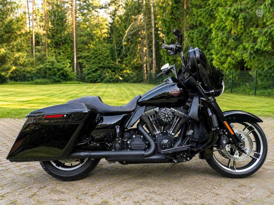 Black Harley-Davidson Street Glide FLHX 2015 in Jonava, with an engine capacity of 1.70 L and mileage of 40 thousand km for 12300 €, photo 5 on AUTOMOTO.COM.LV