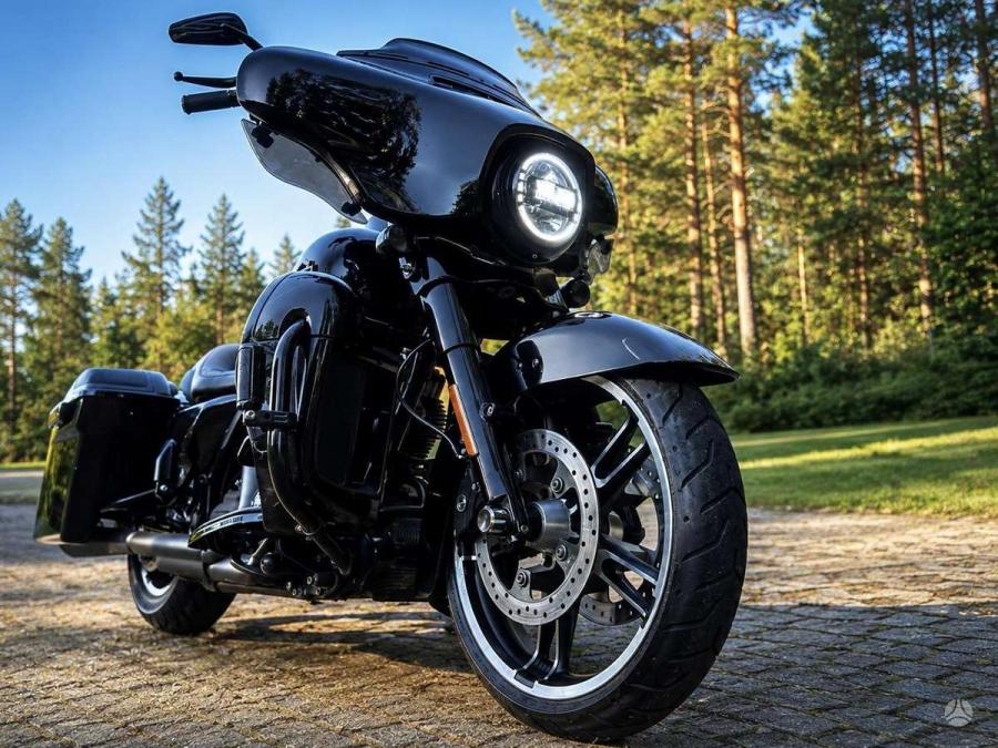 Black Harley-Davidson Street Glide FLHX 2015 in Jonava, with an engine capacity of 1.70 L and mileage of 40 thousand km for 12300 €, photo 6 on AUTOMOTO.COM.LV