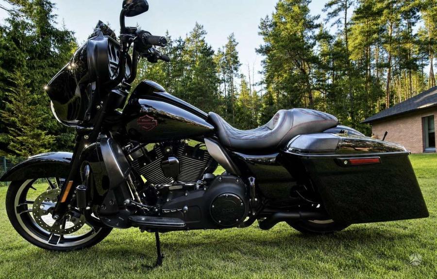 Black Harley-Davidson Street Glide FLHX 2015 in Jonava, with an engine capacity of 1.70 L and mileage of 40 thousand km for 12300 €, photo 7 on AUTOMOTO.COM.LV