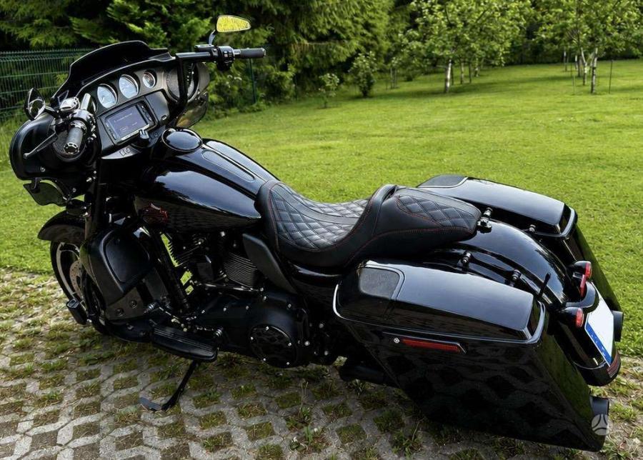 Black Harley-Davidson Street Glide FLHX 2015 in Jonava, with an engine capacity of 1.70 L and mileage of 40 thousand km for 12300 €, photo 8 on AUTOMOTO.COM.LV