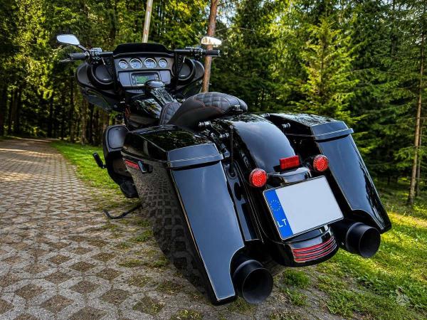 Black Harley-Davidson Street Glide FLHX 2015 in Jonava, with an engine capacity of 1.70 L and mileage of 40 thousand km for 12300 €, photo 8 on AUTOMOTO.COM.LV