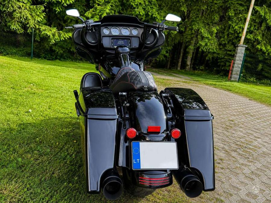 Black Harley-Davidson Street Glide FLHX 2015 in Jonava, with an engine capacity of 1.70 L and mileage of 40 thousand km for 12300 €, photo 10 on AUTOMOTO.COM.LV