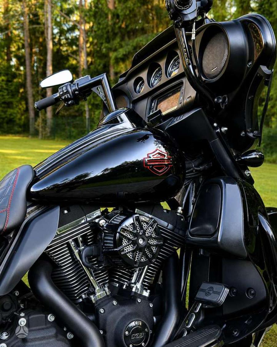 Black Harley-Davidson Street Glide FLHX 2015 in Jonava, with an engine capacity of 1.70 L and mileage of 40 thousand km for 12300 €, photo 12 on AUTOMOTO.COM.LV