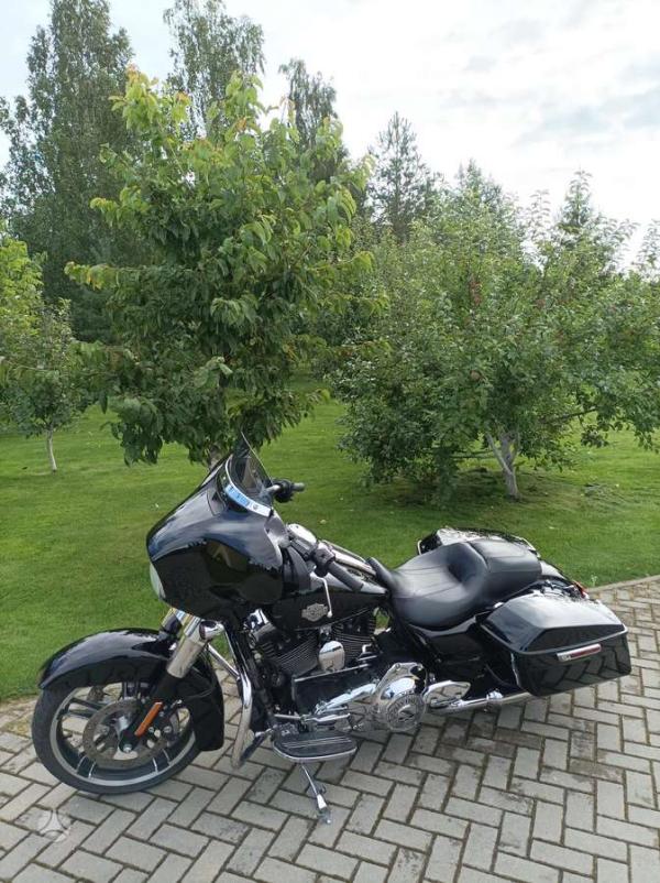 Black Harley-Davidson Street Glide FLHX 2016 in Pakruojis, with an engine capacity of 1.69 L and mileage of 33 thousand km for 12900 €, photo 11 on AUTOMOTO.COM.LV