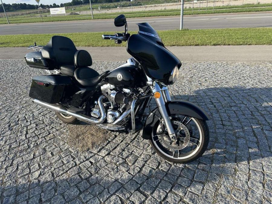 Black Harley-Davidson Street Glide FLHX 2016 in Siauliai, with an engine capacity of 1.75 L and mileage of 28 thousand km for 11600 €, photo 1 on AUTOMOTO.COM.LV