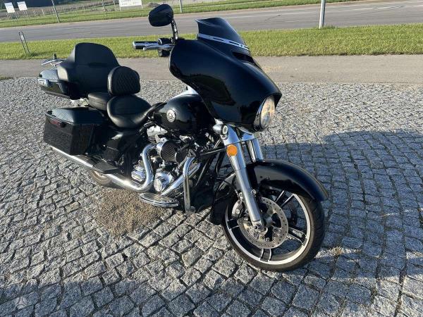 Black Harley-Davidson Street Glide FLHX 2016 in Siauliai, with an engine capacity of 1.75 L and mileage of 28 thousand km for 11600 €, photo 2 on AUTOMOTO.COM.LV