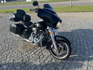 Black Harley-Davidson Street Glide FLHX 2016 in Siauliai, with an engine capacity of 1.75 L and mileage of 28 thousand km for 11600 €, photo 3 on AUTOMOTO.COM.LV