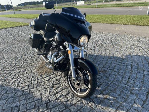 Black Harley-Davidson Street Glide FLHX 2016 in Siauliai, with an engine capacity of 1.75 L and mileage of 28 thousand km for 11600 €, photo 3 on AUTOMOTO.COM.LV