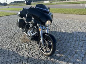 Black Harley-Davidson Street Glide FLHX 2016 in Siauliai, with an engine capacity of 1.75 L and mileage of 28 thousand km for 11600 €, photo 4 on AUTOMOTO.COM.LV