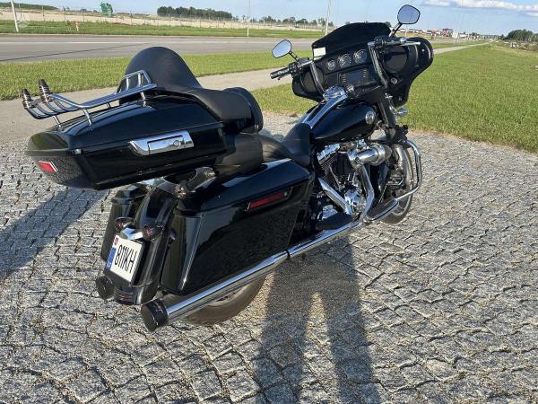 Black Harley-Davidson Street Glide FLHX 2016 in Siauliai, with an engine capacity of 1.75 L and mileage of 28 thousand km for 11600 €, photo 5 on AUTOMOTO.COM.LV