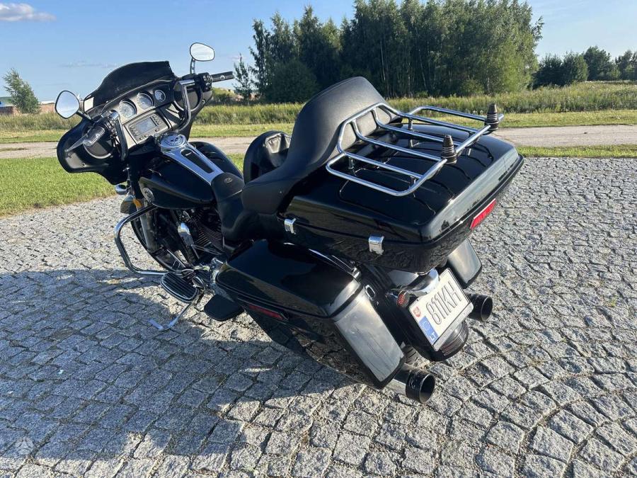 Black Harley-Davidson Street Glide FLHX 2016 in Siauliai, with an engine capacity of 1.75 L and mileage of 28 thousand km for 11600 €, photo 7 on AUTOMOTO.COM.LV