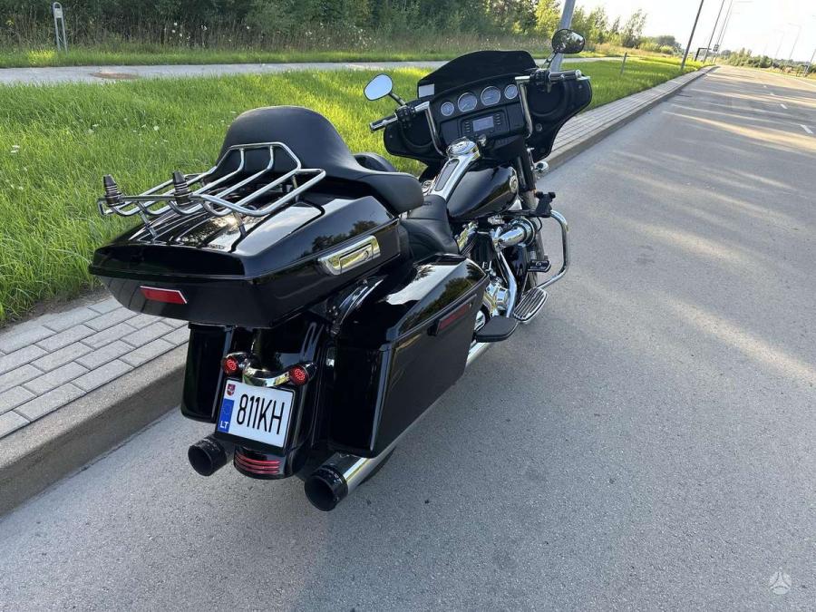 Black Harley-Davidson Street Glide FLHX 2016 in Siauliai, with an engine capacity of 1.75 L and mileage of 28 thousand km for 11600 €, photo 15 on AUTOMOTO.COM.LV