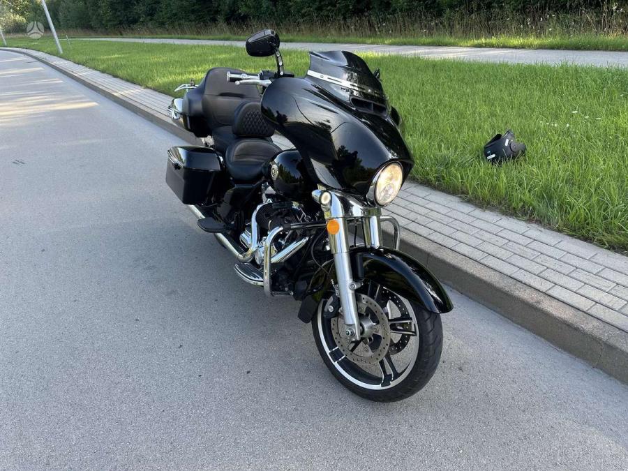Black Harley-Davidson Street Glide FLHX 2016 in Siauliai, with an engine capacity of 1.75 L and mileage of 28 thousand km for 11600 €, photo 16 on AUTOMOTO.COM.LV