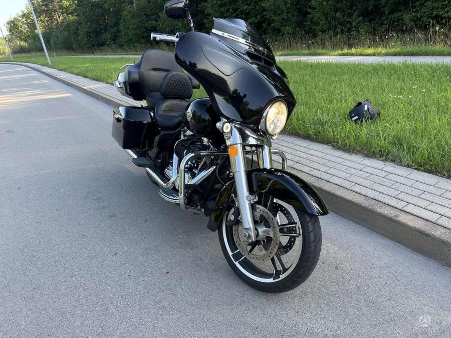 Black Harley-Davidson Street Glide FLHX 2016 in Siauliai, with an engine capacity of 1.75 L and mileage of 28 thousand km for 11600 €, photo 17 on AUTOMOTO.COM.LV