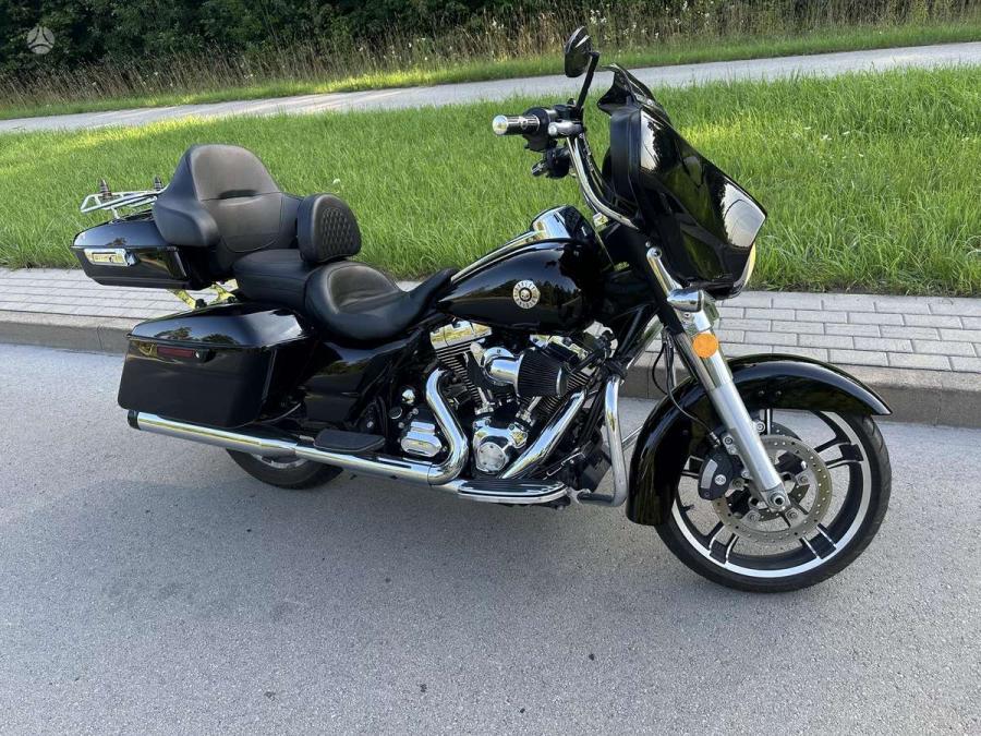 Black Harley-Davidson Street Glide FLHX 2016 in Siauliai, with an engine capacity of 1.75 L and mileage of 28 thousand km for 11600 €, photo 19 on AUTOMOTO.COM.LV