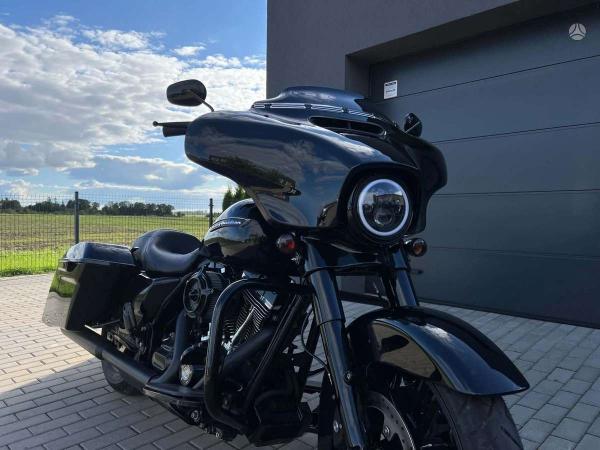Harley-Davidson Street Glide FLHX 2016 in Siauliai on AUTOMOTO.COM.LV Black Harley-Davidson Street Glide FLHX 2016 in Siauliai, with an engine capacity of 1.69 L and mileage of 16 thousand km for 11500 €, photo 1 on AUTOMOTO.COM.LV